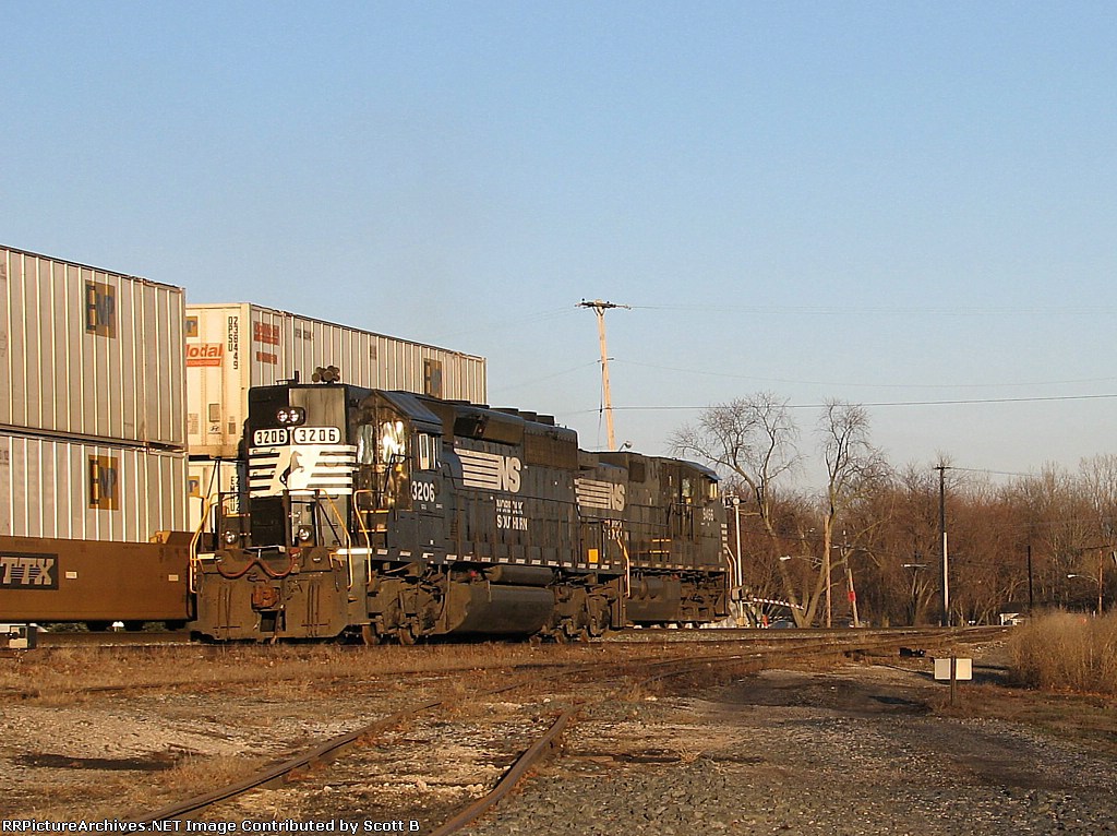NS 3206 NS 20A passes power at Edgerton Ohio 5:00 pm